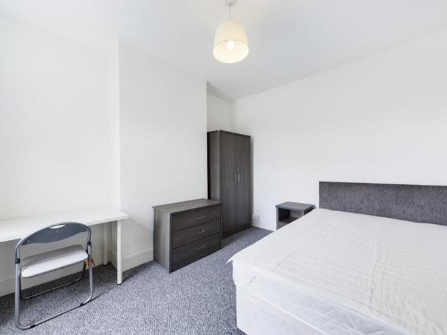 4 bedroom house for rent in London Road, Far Cotton, Northampton, NN4