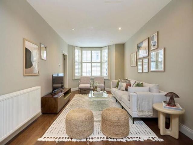 4 bedroom house for rent in Langton Street London SW10