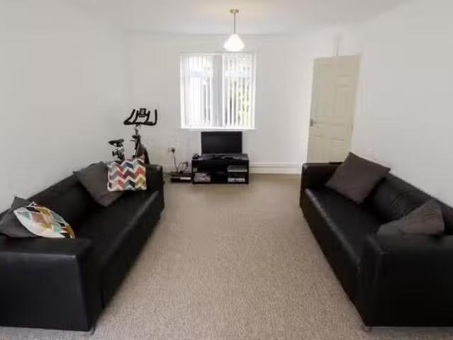 4 bedroom house for rent in Leahurst Crescent, Birmingham, Wes.