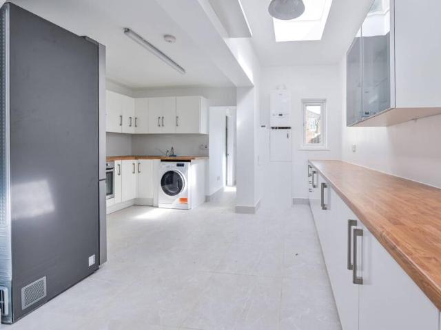 4 bedroom house for rent in Lyndhurst Way, Peckham Rye, London, SE15