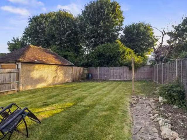 4 bedroom house for rent in Montgomery Road, Edgware HA8