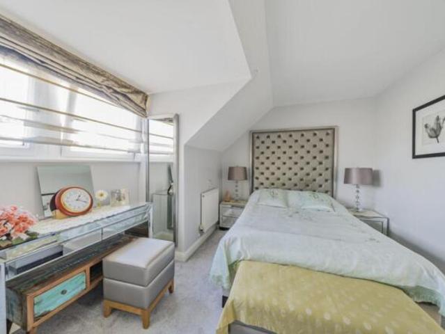 4 bedroom house for rent in Magdalene Gardens, London, N20
