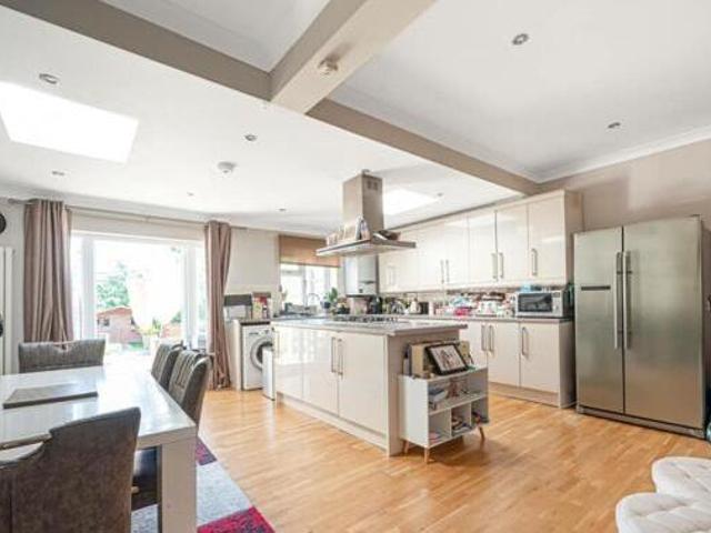 4 Bedroom House For Rent In North Finchley, London
