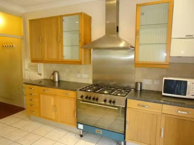 4 bedroom house for rent in Newfoundland Road, Heath, Cardiff.
