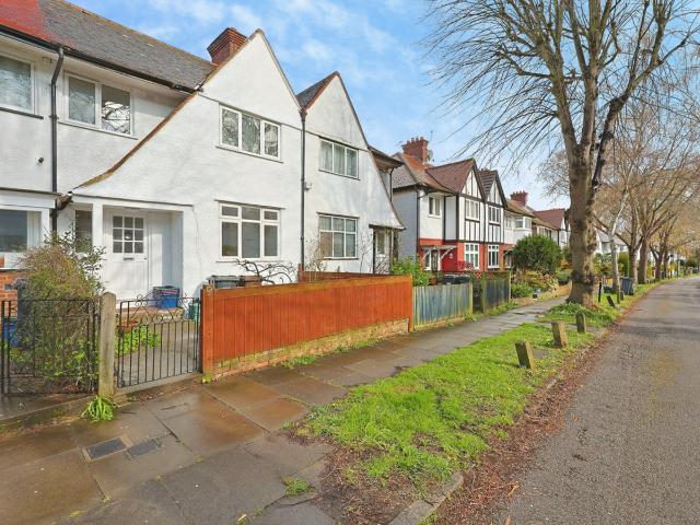 4 bedroom house for rent in Park Drive, London, W3