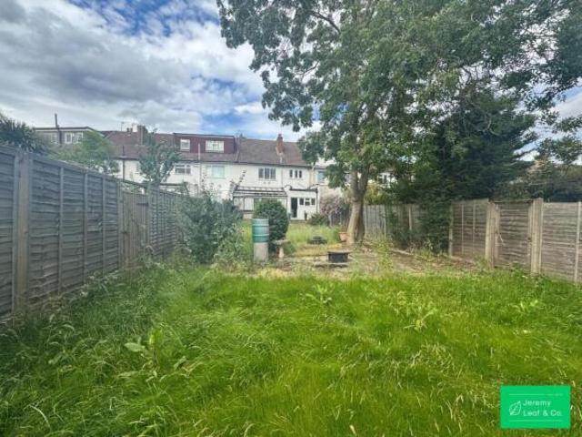 4 bedroom house for rent in Woodland Way, NW7