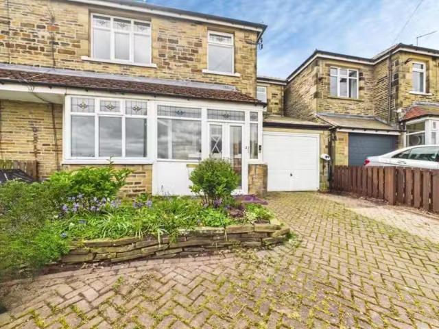 4 bedroom house for rent in Woodlands Grove, Bingley, BD16