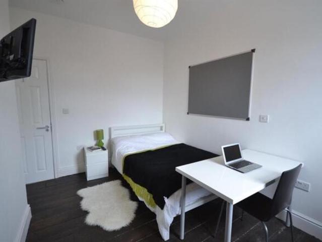 4 bedroom house for rent in Wilford Crescent, Nottingham, NG2