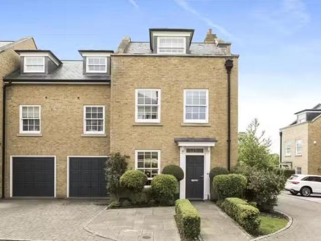 4 bedroom house for rent in The Grove, Guildford Road, Effingh.