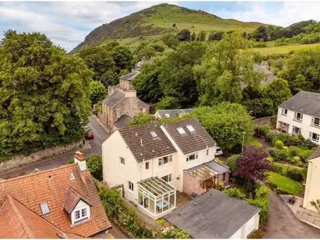 4 bedroom house for sale, 14 The Causeway, Duddingston Village.