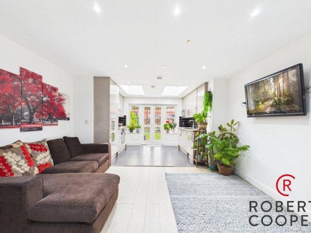 4 bedroom end of terrace house for sale