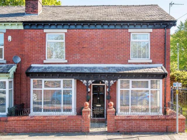 4 bedroom end of terrace house for sale