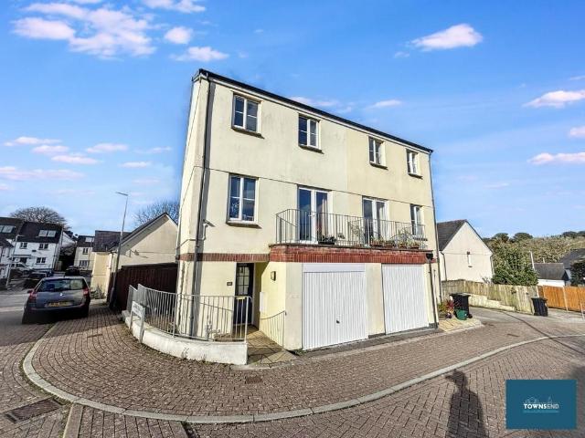 4 bedroom end of terrace house for sale