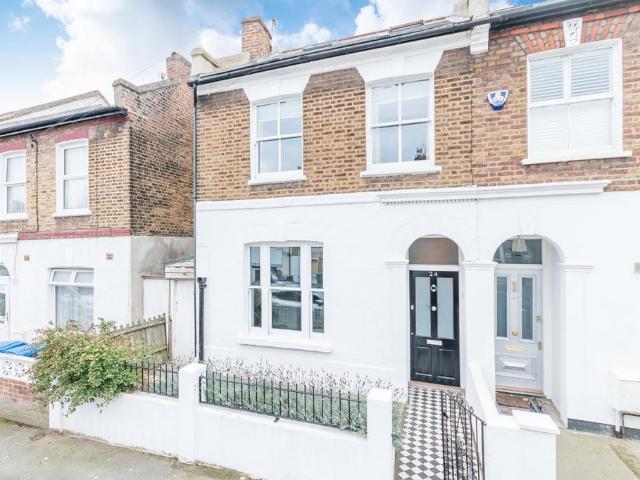 4 bedroom end of terrace house for sale