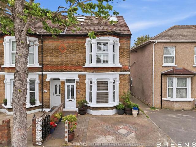 4 bedroom end of terrace house for sale