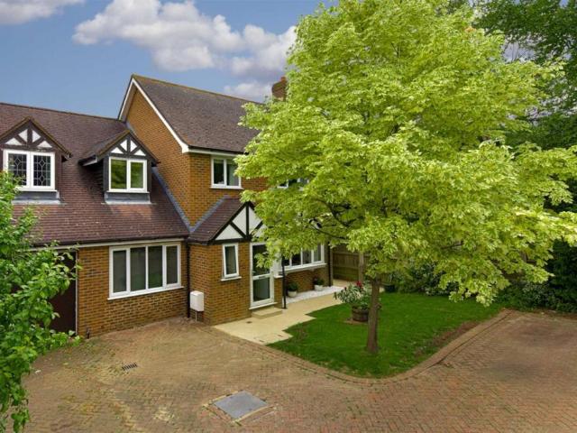 4 bedroom link detached house for sale