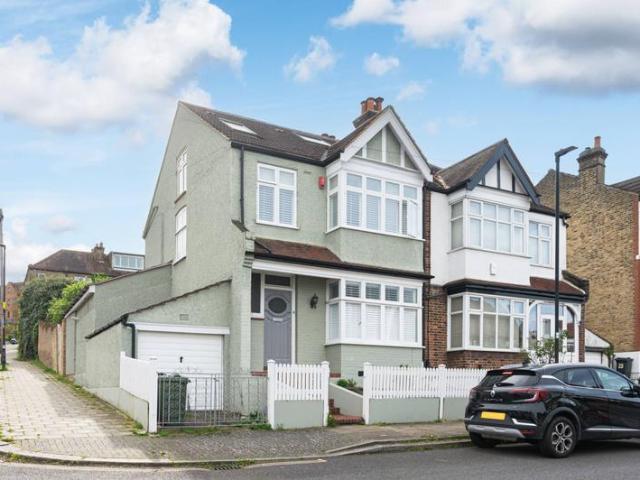 4 Bedroom House for Sale in Deerhurst Road