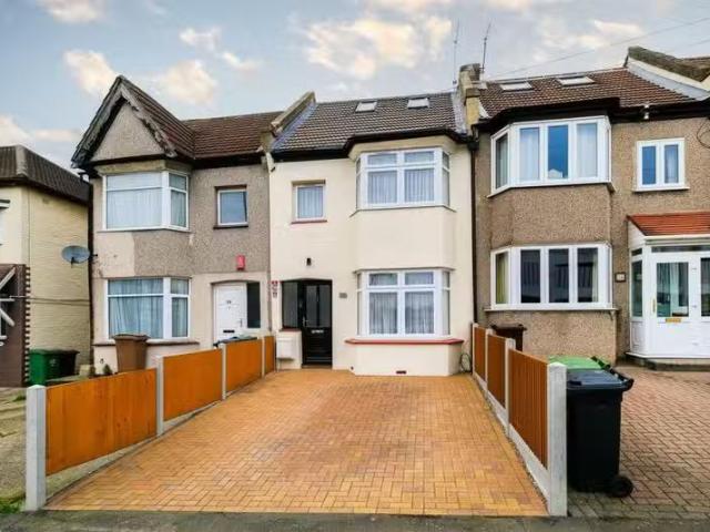 4 bedroom house for sale in Hall Lane, Chingford, E4