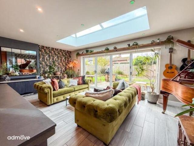 4 bedroom detached house for sale in London Road, Stretton, WA4