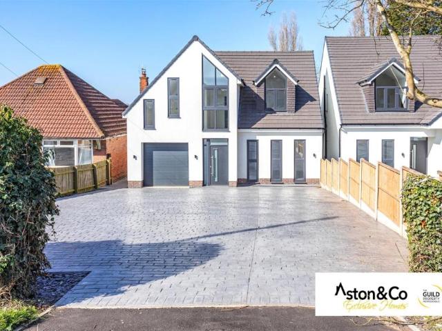 4 bedroom house for sale in Lutterworth Road, Aylestone, Leicester, LE2