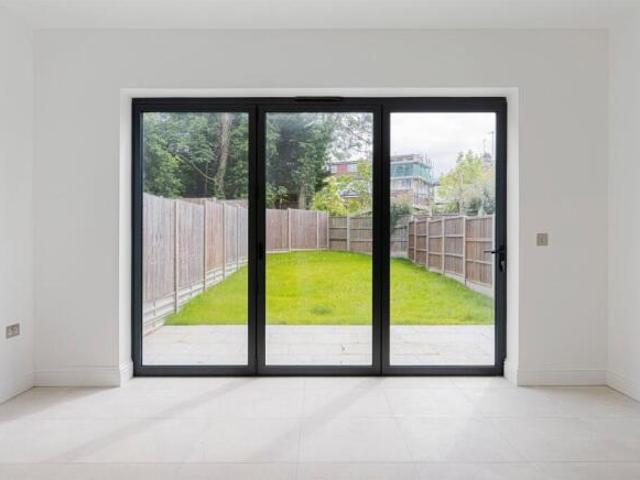 4 bedroom house for sale in Pino Way, Kings Head Hill, Chingford, E4