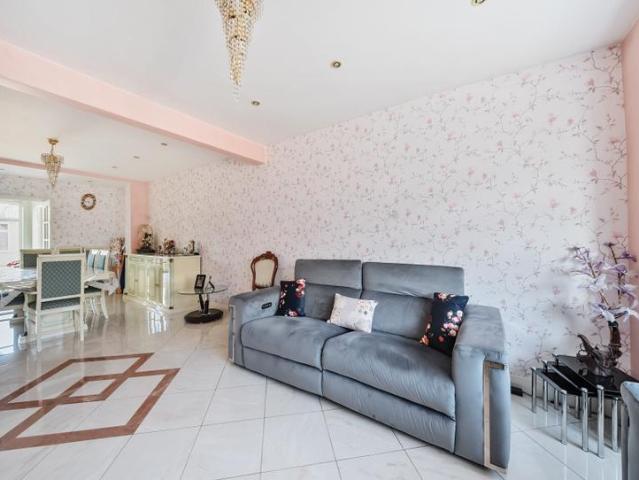 4+ bedroom house for sale in Princes Avenue, Kingsbury, London.