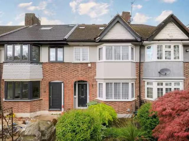 4 bedroom house for sale in Waltham Way, Chingford, E4