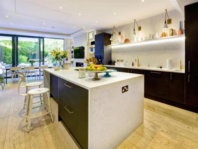 4 bedroom house for sale in Wycombe Gardens, Golders Green, NW11