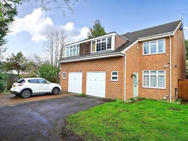 4 Bedroom House Farnborough Hampshire LS100787149