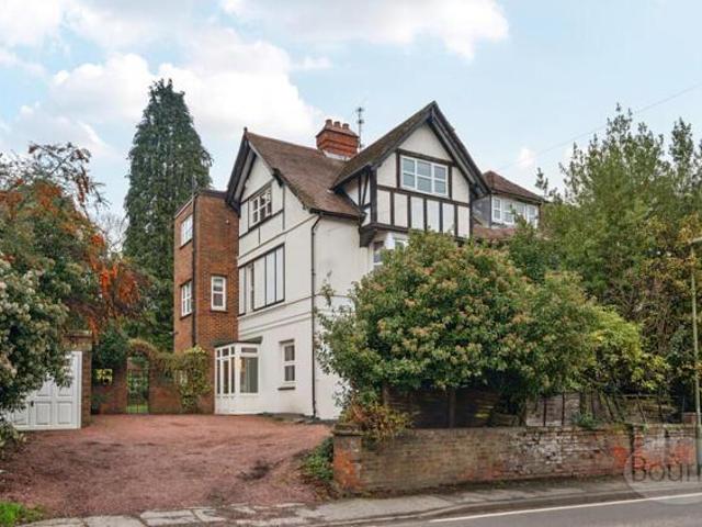 4 Bedroom House Farnham Surrey 99642063