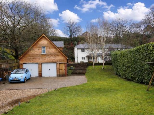 4 Bedroom House Farnham Surrey LS100578989