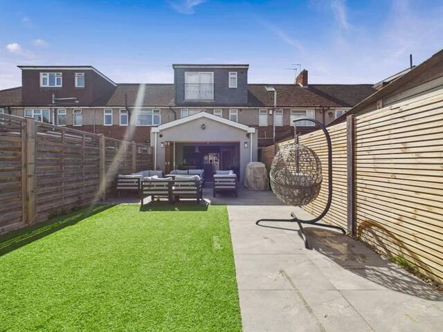 4 Bedroom House Feltham Surrey 98154061