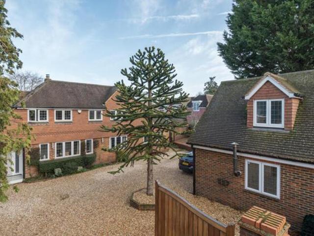 4 Bedroom House Fleet Hampshire LS99029550