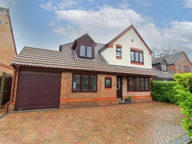 4 Bedroom House Fleet Hampshire 100456414
