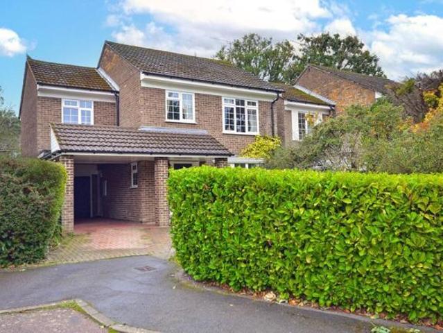 4 Bedroom House Frimley Surrey 99926445