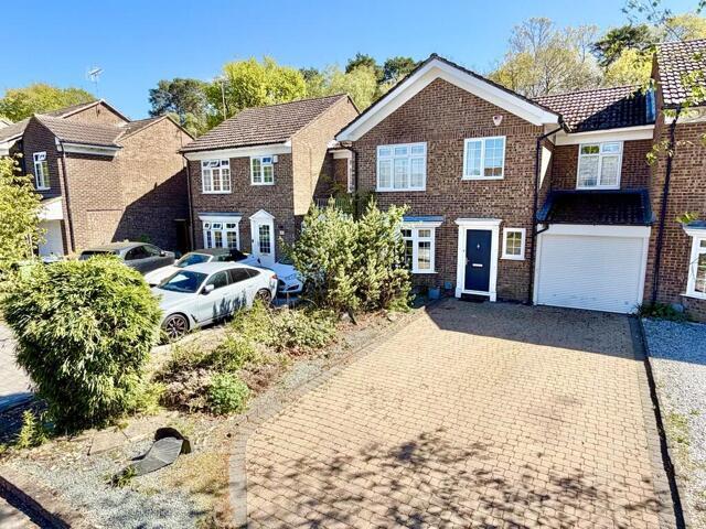 4 Bedroom House Frimley Surrey LS101743311