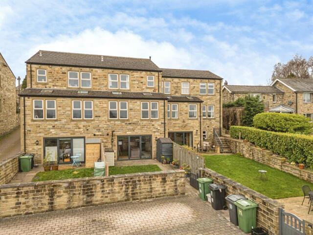 4 Bedroom House Holmfirth West Yorkshire LS100733421
