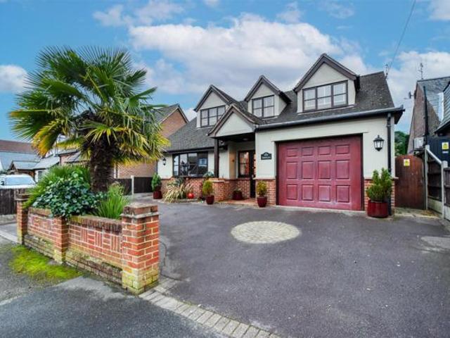 4 Bedroom House Hook End Hook End 99161851
