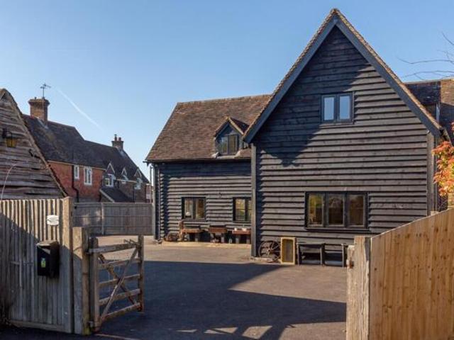4 Bedroom House Horley Surrey 98204922
