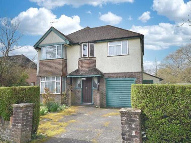 4 Bedroom House Horley Surrey 100426214