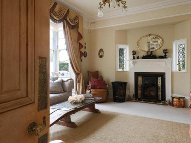 4 Bedroom House Horley Surrey 100158557
