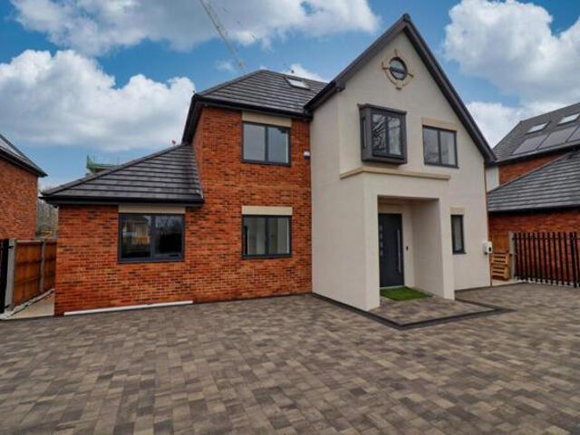 4 Bedroom House Hornchurch Greater London LS99608450