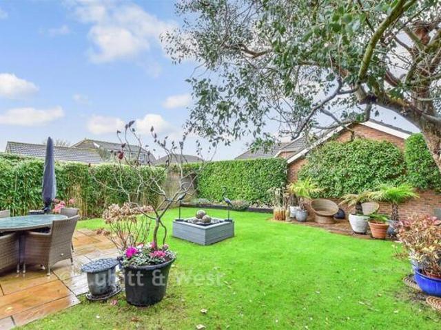 4 Bedroom House Hayling Island Hampshire LS99688191