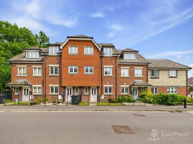 4 Bedroom House Hampshire Hampshire 98834261