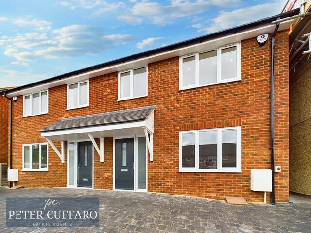 4 Bedroom House Hertfordshire Hertfordshire 99986168