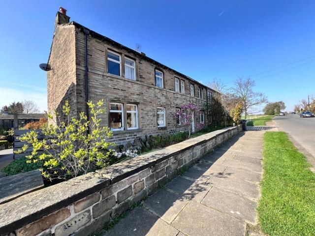 4 Bedroom House Huddersfield Kirklees LS101675364