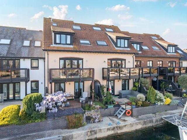 4 Bedroom House Hythe Hampshire LS100398329
