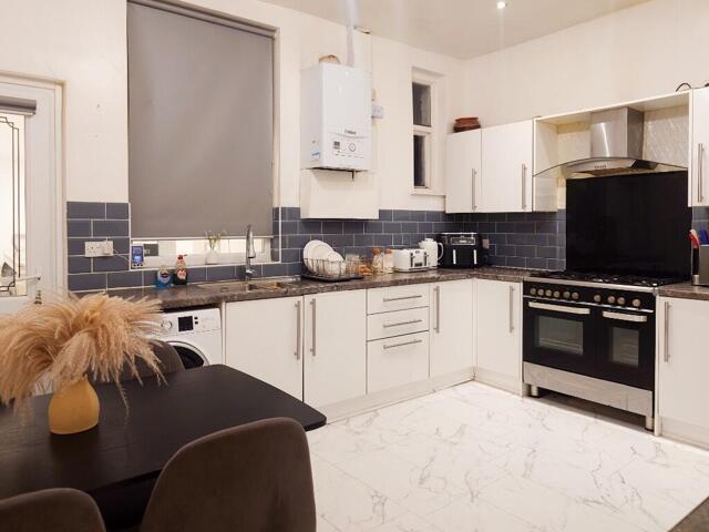 4 Bedroom House Hyde Tameside LS100426042