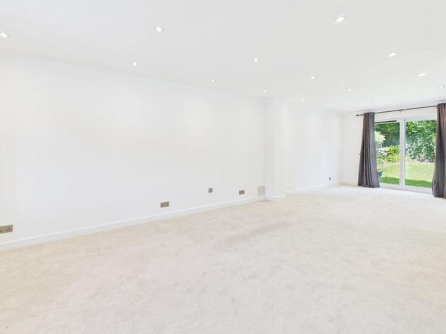 4 bedroom House in Calshot Way, Camberley