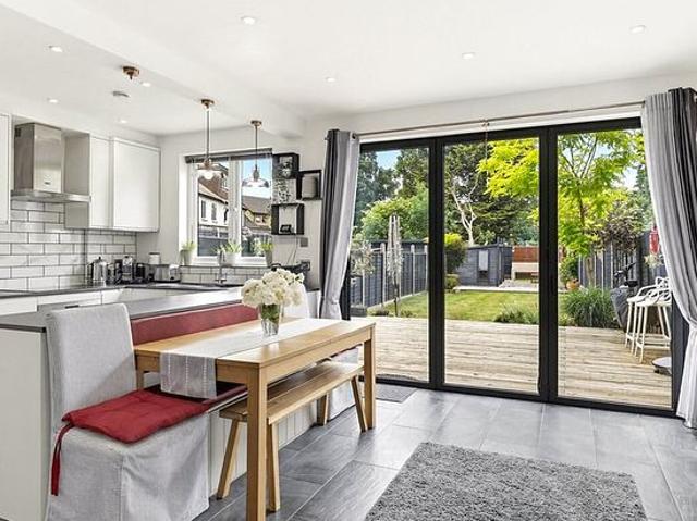 4 bedroom house in Brentford